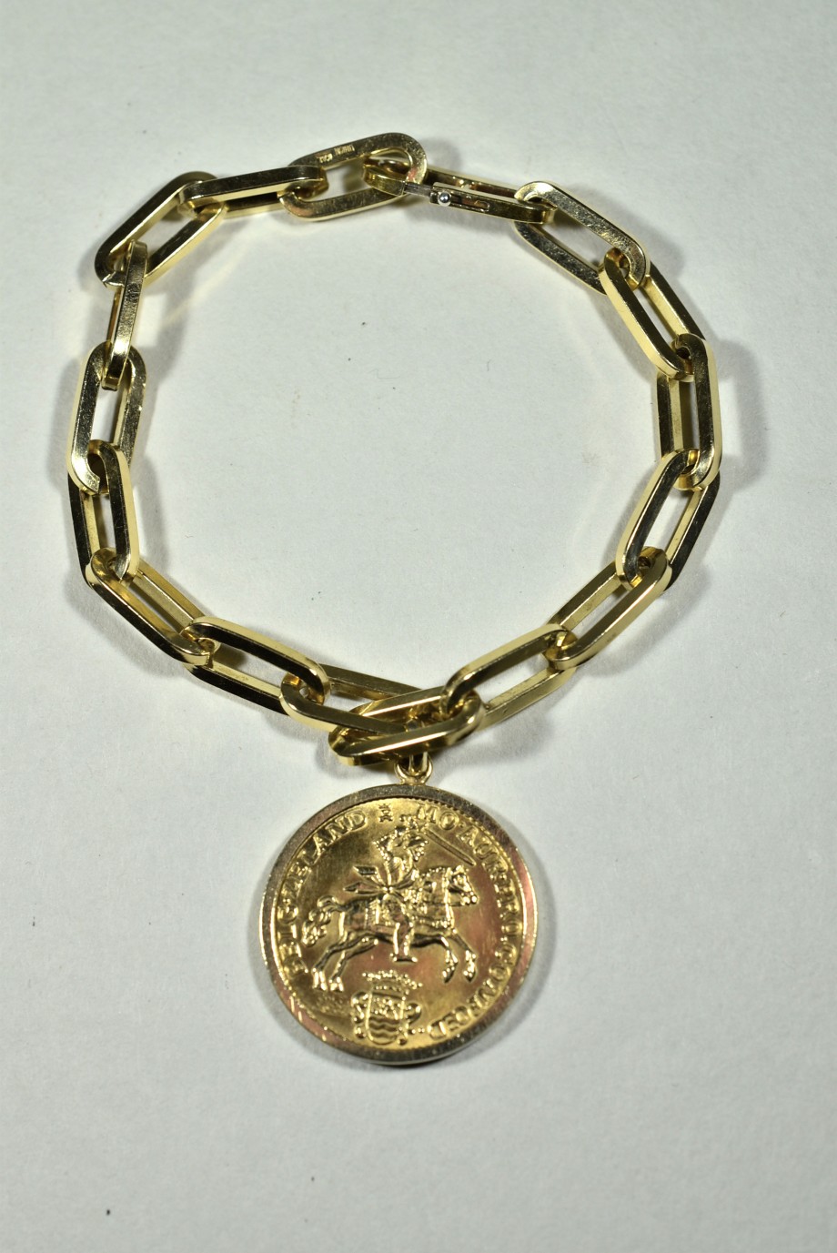 Armband met munt in hanger - Online veiling van juwelen, sieraden en ...