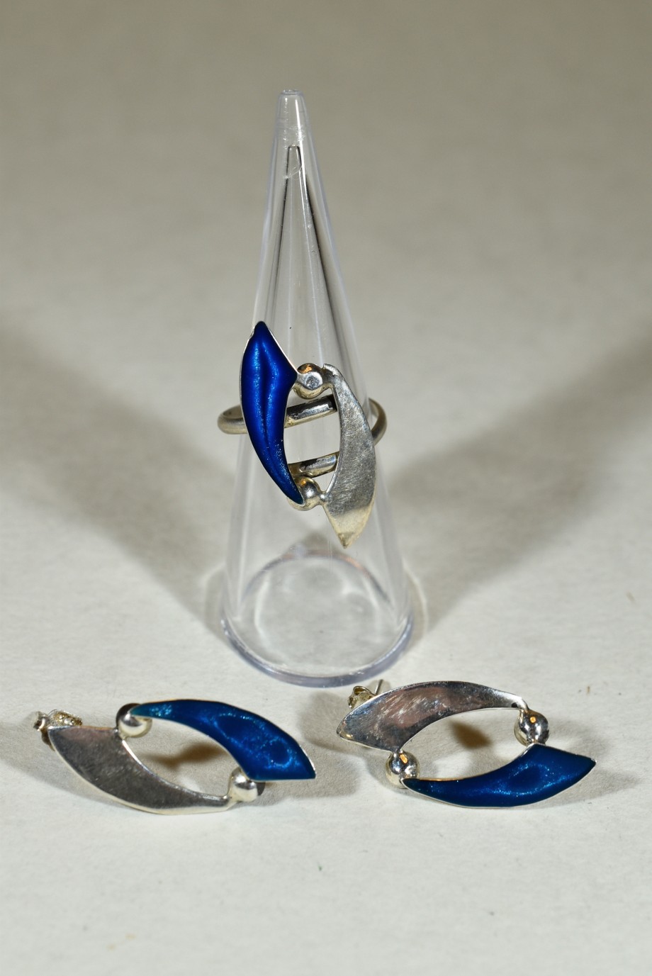 Zilveren oorstekers en ring - Online veiling van sieraden, horloges en ...